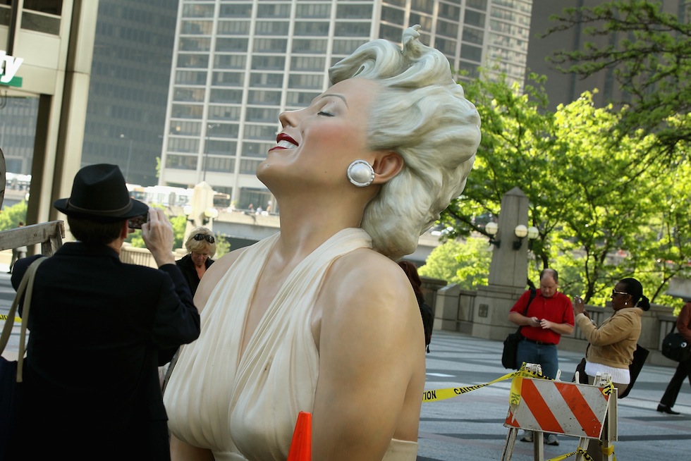 Le foto della statua di Marilyn Monroe smantellata a Chicago - Il Post