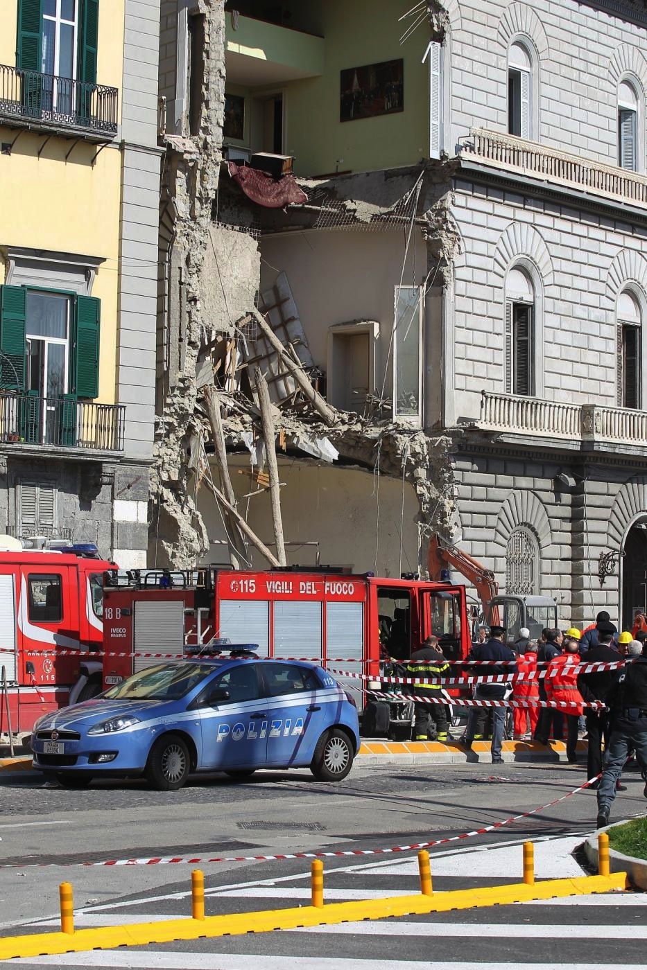 Le foto dell'edificio crollato a Napoli - Il Post