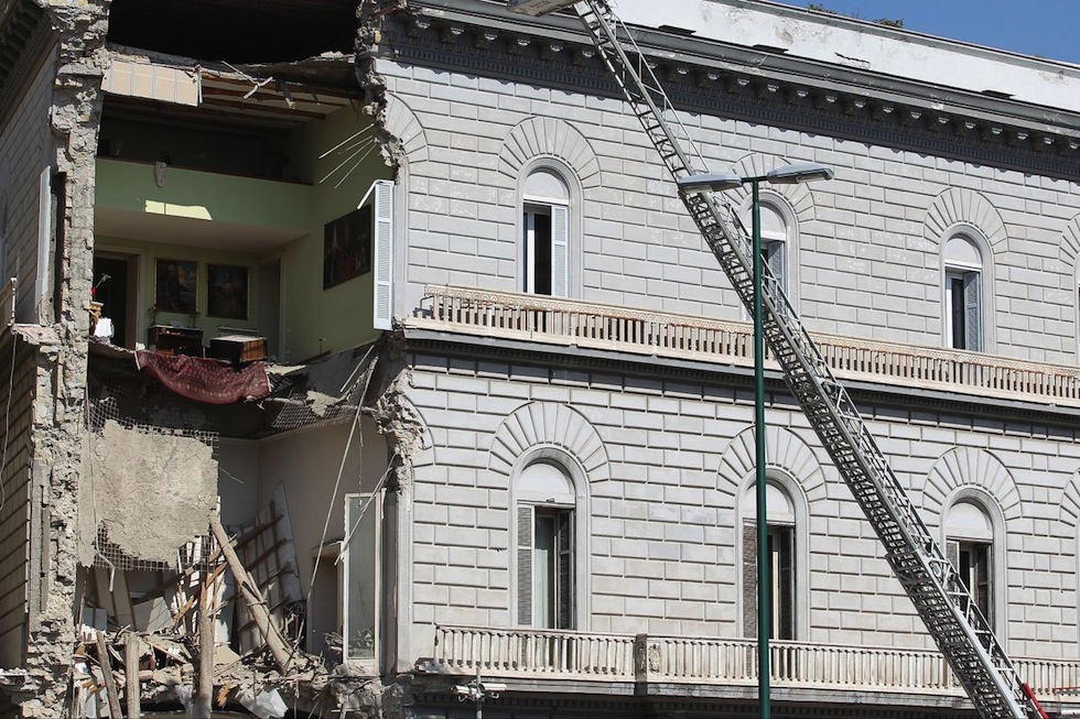 Le foto dell'edificio crollato a Napoli - Il Post