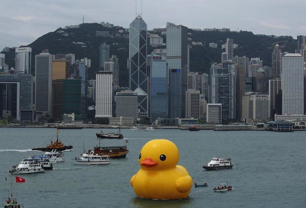 La papera gigante al porto di Hong Kong – foto - Il Post