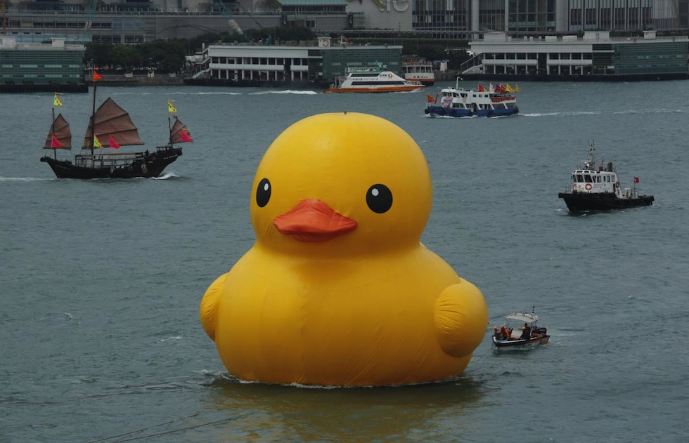 La papera gigante al porto di Hong Kong – foto - Il Post