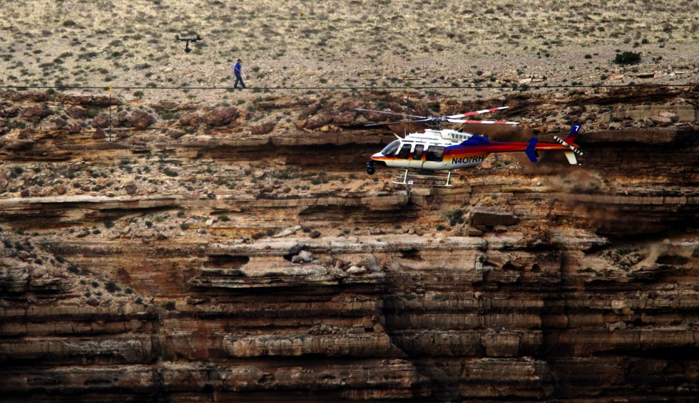 Le foto del funambolo che attraversa il Grand Canyon - Il Post