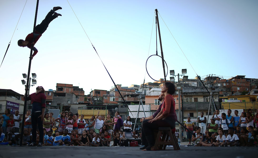 Le foto del festival di circo a Rio de Janeiro - Il Post