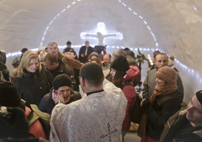 Una chiesa di ghiaccio in Romania – Foto - Il Post