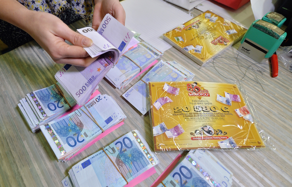 Hasbro ha prodotto 80 scatole del Monopoli con soldi veri al posto ...