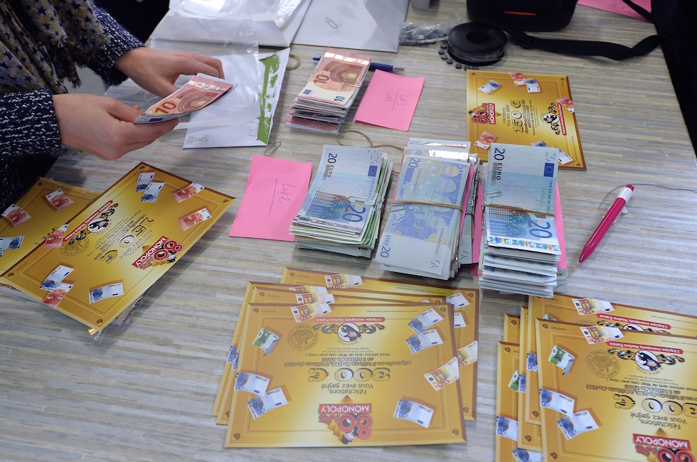 Hasbro ha prodotto 80 scatole del Monopoli con soldi veri al posto ...