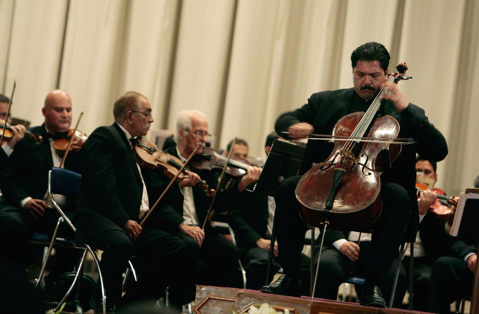 Il direttore d’orchestra iracheno che suona il violoncello in mezzo ...