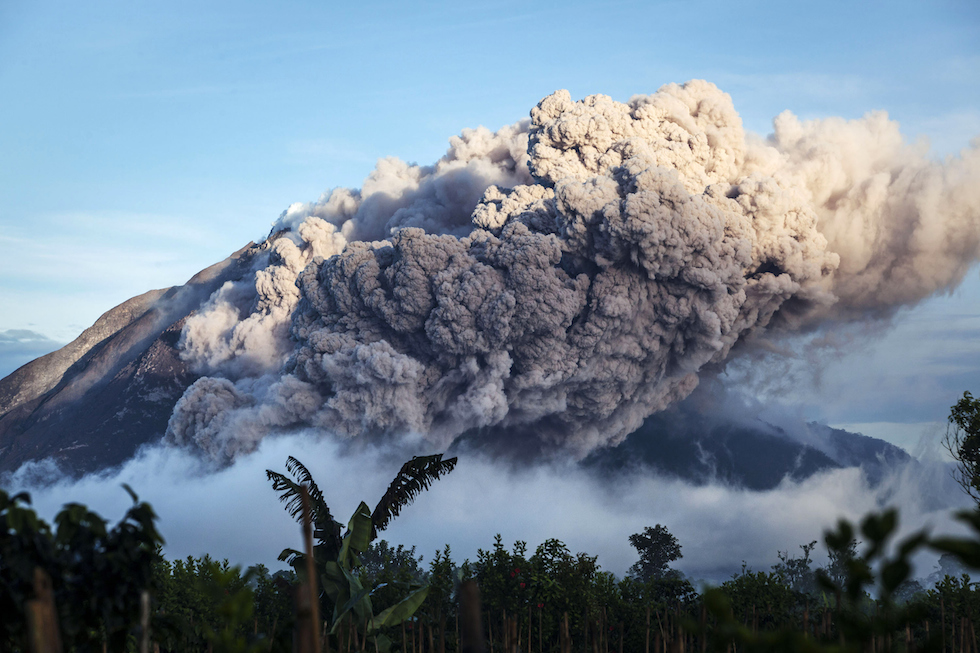 Le foto spettacolari del vulcano Sinabung - Il Post