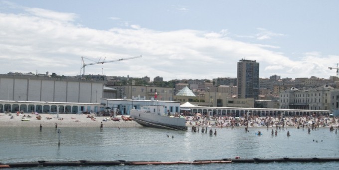 La spiaggia divisa da un muro a Trieste - Il Post