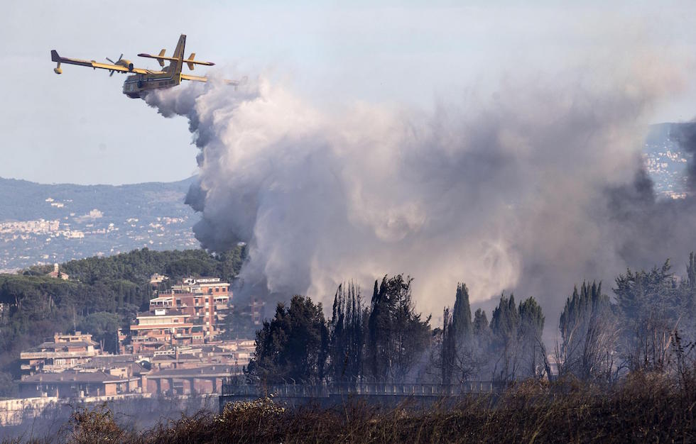 Le foto dell'incendio di martedì a Roma - Il Post