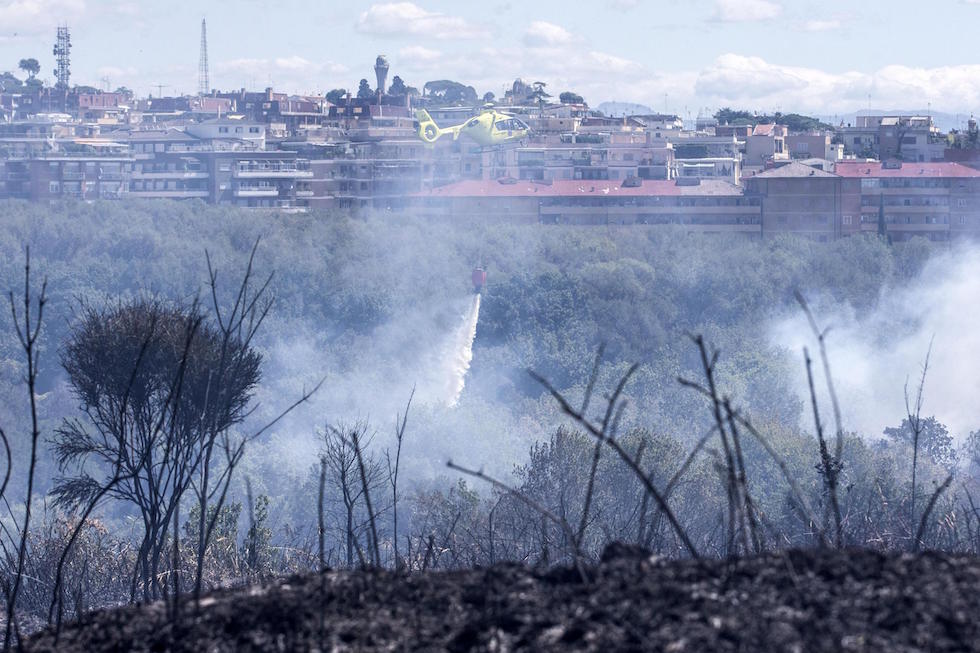 Le foto dell'incendio di martedì a Roma - Il Post