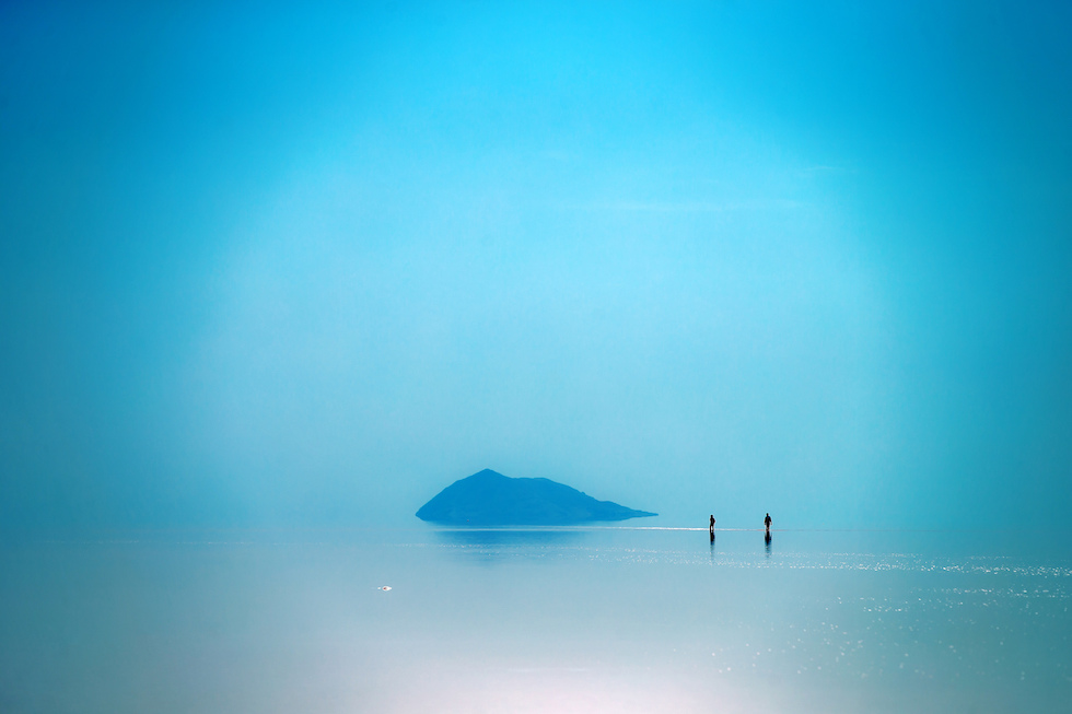 Le foto del lago di Urmia, rosa e blu - Il Post