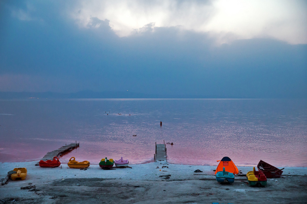 Le foto del lago di Urmia, rosa e blu - Il Post