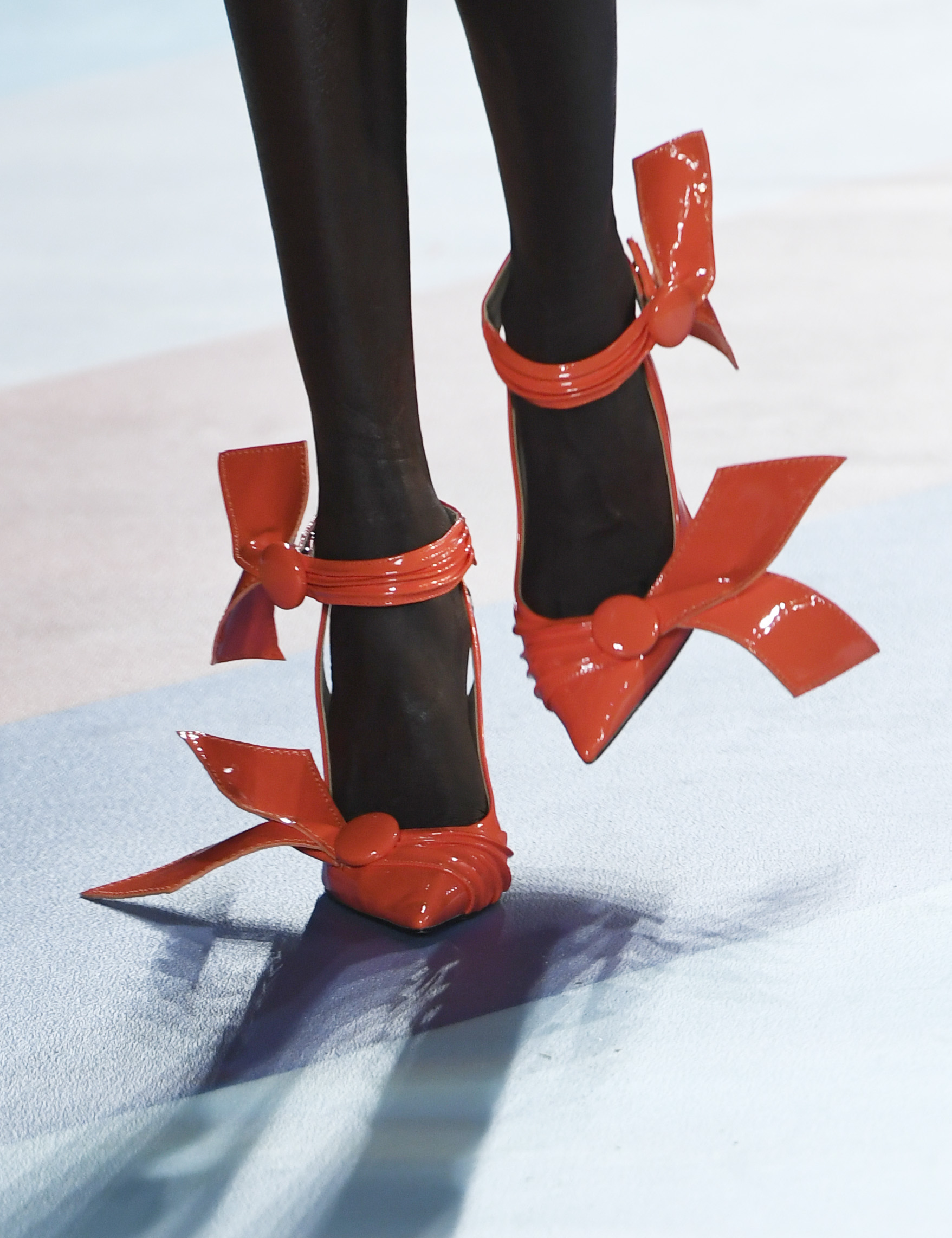 I piedi delle modelle con scarpe fantasiose strane incredibili