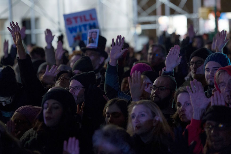 Le foto della manifestazione We Stand United, contro Trump - Il Post