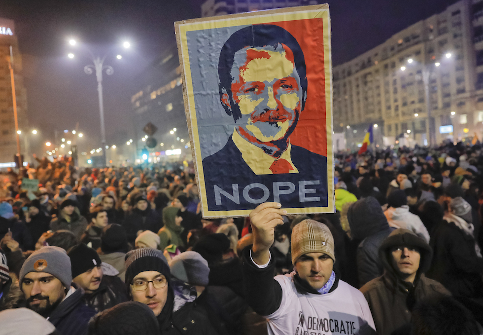 In Romania ci sono le più grandi proteste di piazza dalla caduta del ...