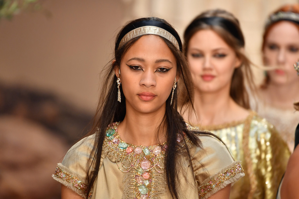 La sfilata di Chanel, in un tempio greco - Il Post