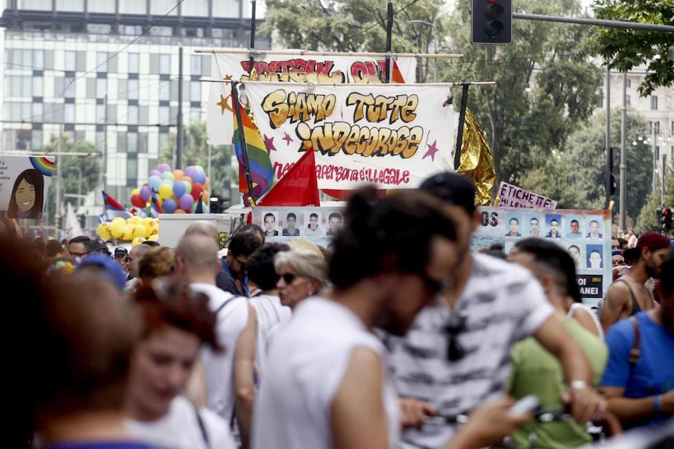 Le foto del Gay Pride a Milano - Il Post