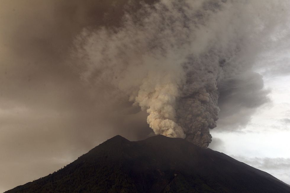 L'eruzione del vulcano Agung, a Bali, fotografata - Il Post