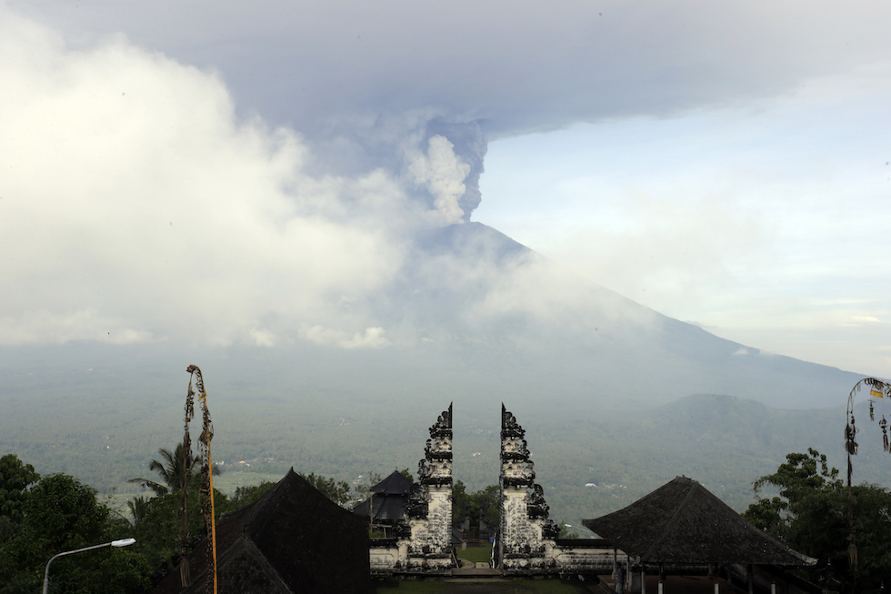 L’eruzione del vulcano Agung, a Bali, fotografata - Il Post