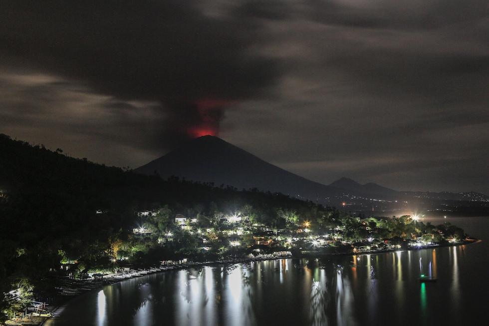 L’eruzione del vulcano Agung, a Bali, fotografata - Il Post