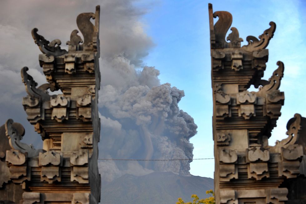 L'eruzione del vulcano Agung, a Bali, fotografata - Il Post