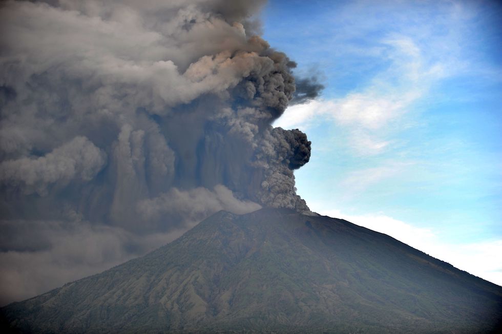L'eruzione del vulcano Agung, a Bali, fotografata - Il Post