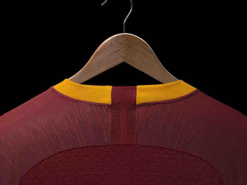 Com'è la nuova maglia della Roma - Il Post