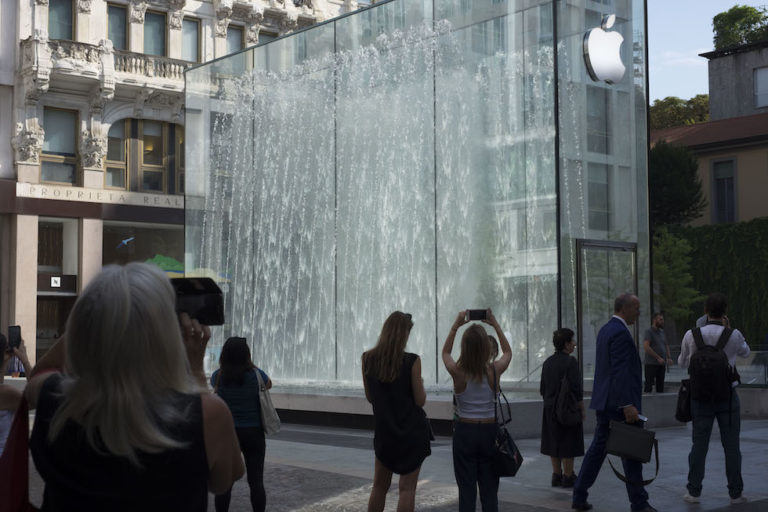 Le foto del nuovo Apple Store di Milano