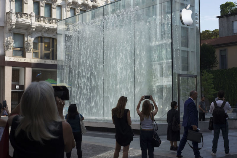 Le foto del nuovo Apple Store di Milano - Il Post