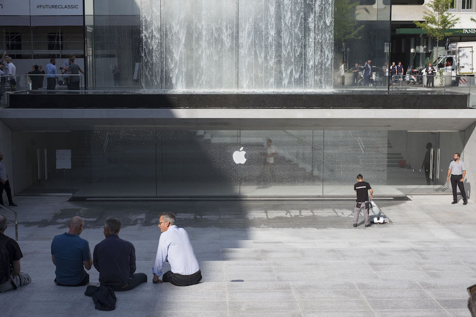 Le foto del nuovo Apple Store di Milano - Il Post
