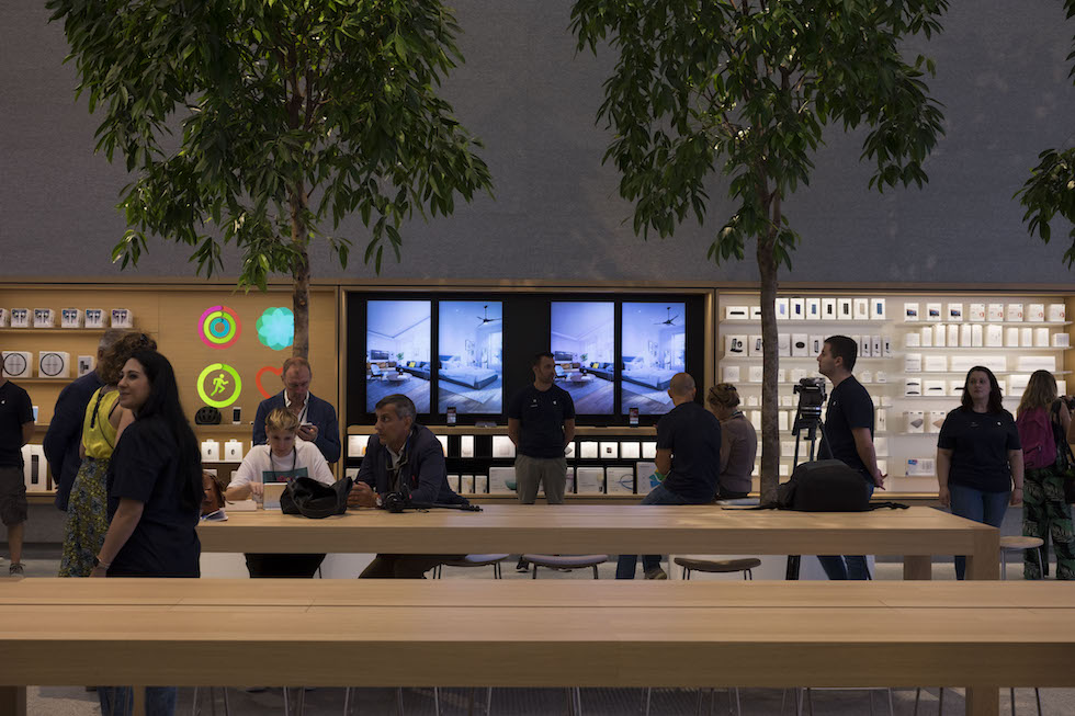 Le foto del nuovo Apple Store di Milano - Il Post