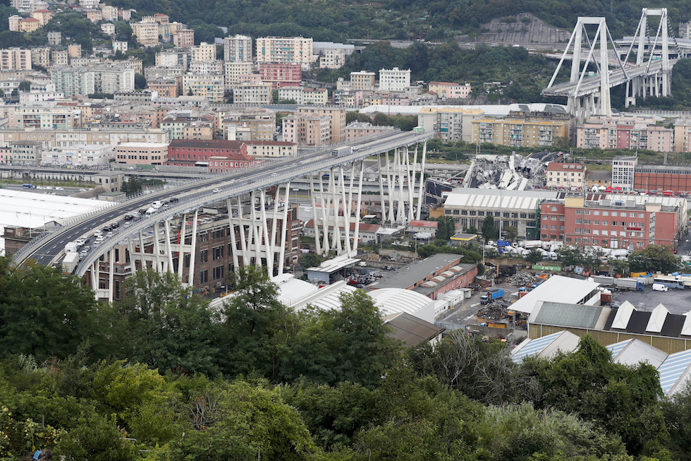 Foto e video del ponte Morandi, crollato a Genova - Il Post