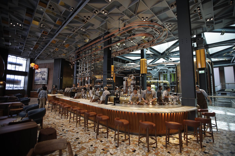 Le prime foto del nuovo Starbucks a Milano - Il Post