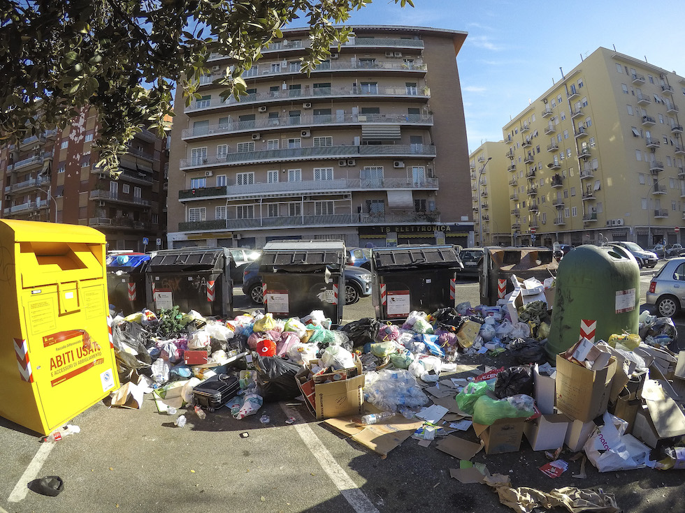 Roma è ancora piena di rifiuti - Il Post