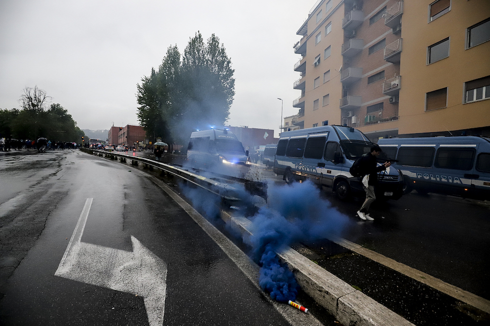 Le foto degli scontri a Roma prima della finale di Coppa Italia - Il Post