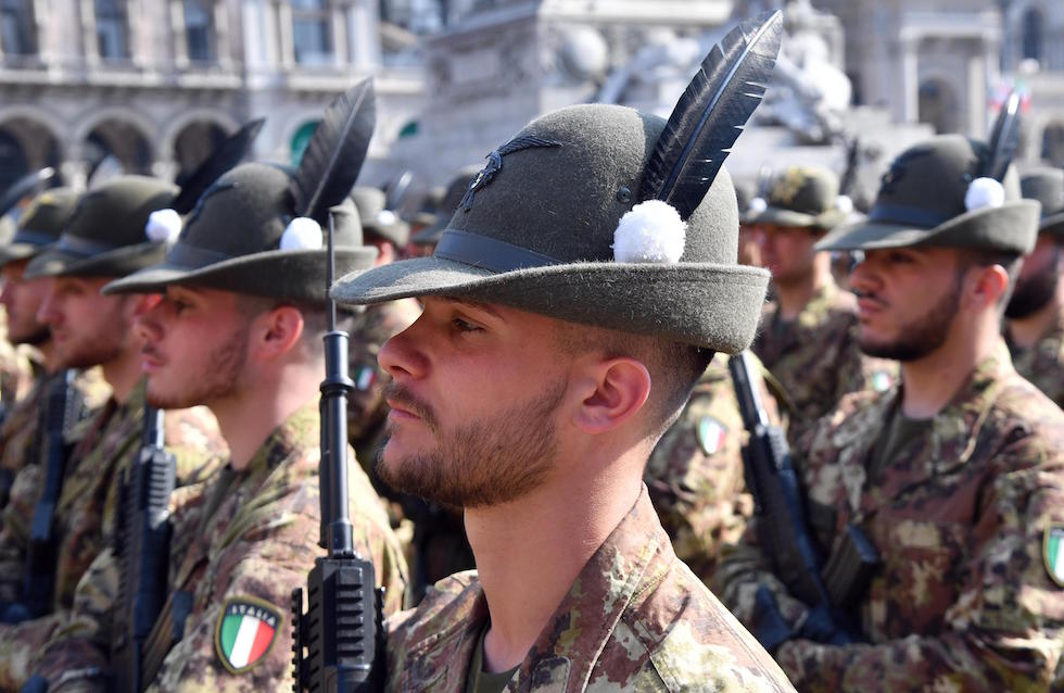 Le foto dell'adunata nazionale degli alpini a Milano - Il Post