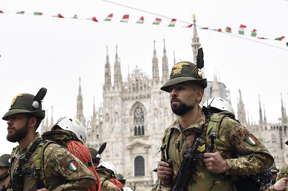 Le foto della parata degli alpini a Milano - Il Post