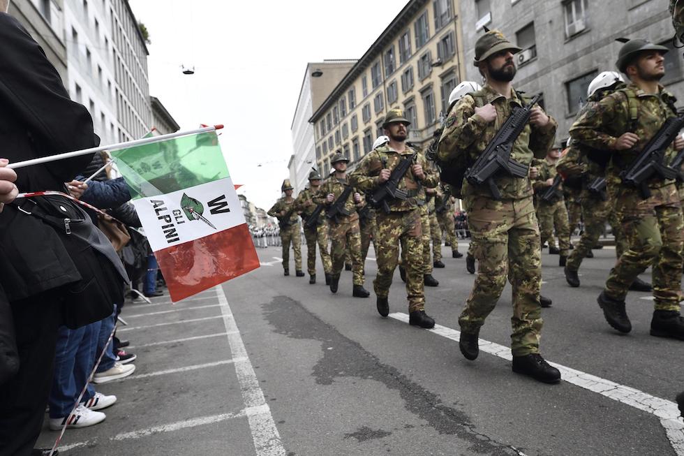Le foto della parata degli alpini a Milano - Il Post