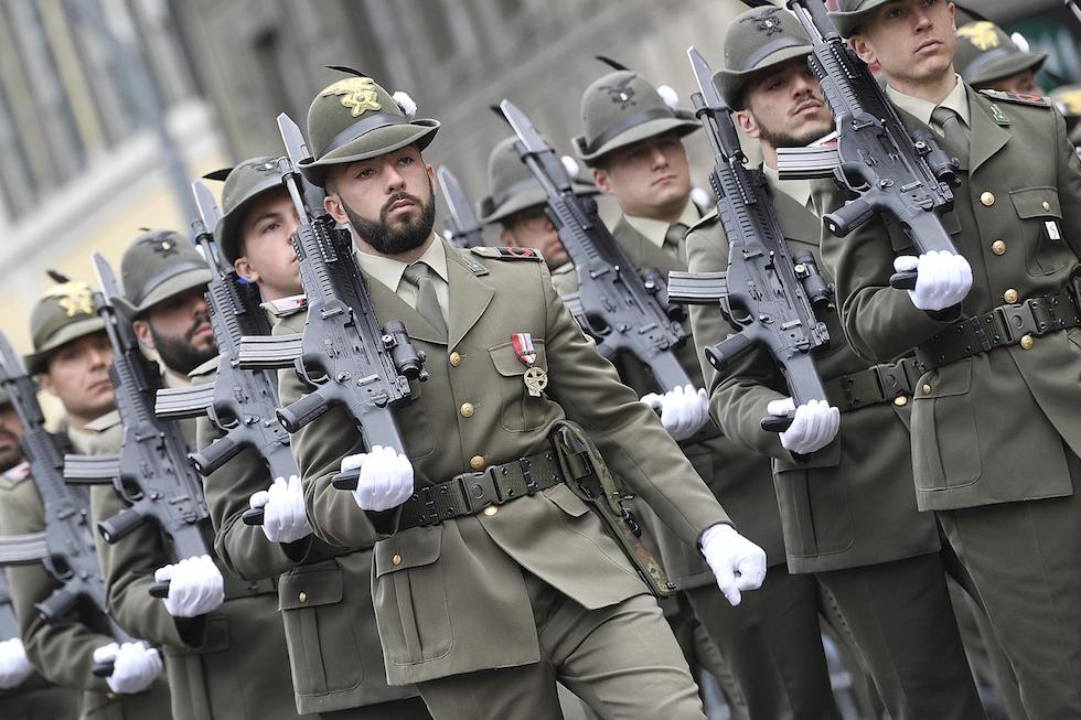 Le foto della parata degli alpini a Milano - Il Post
