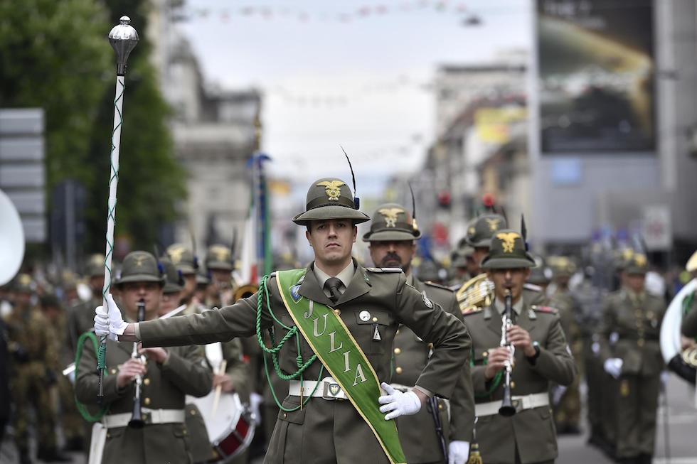 Le foto della parata degli alpini a Milano - Il Post