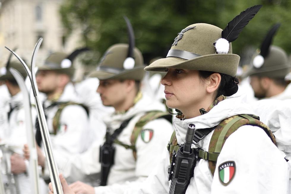 Le foto della parata degli alpini a Milano - Il Post