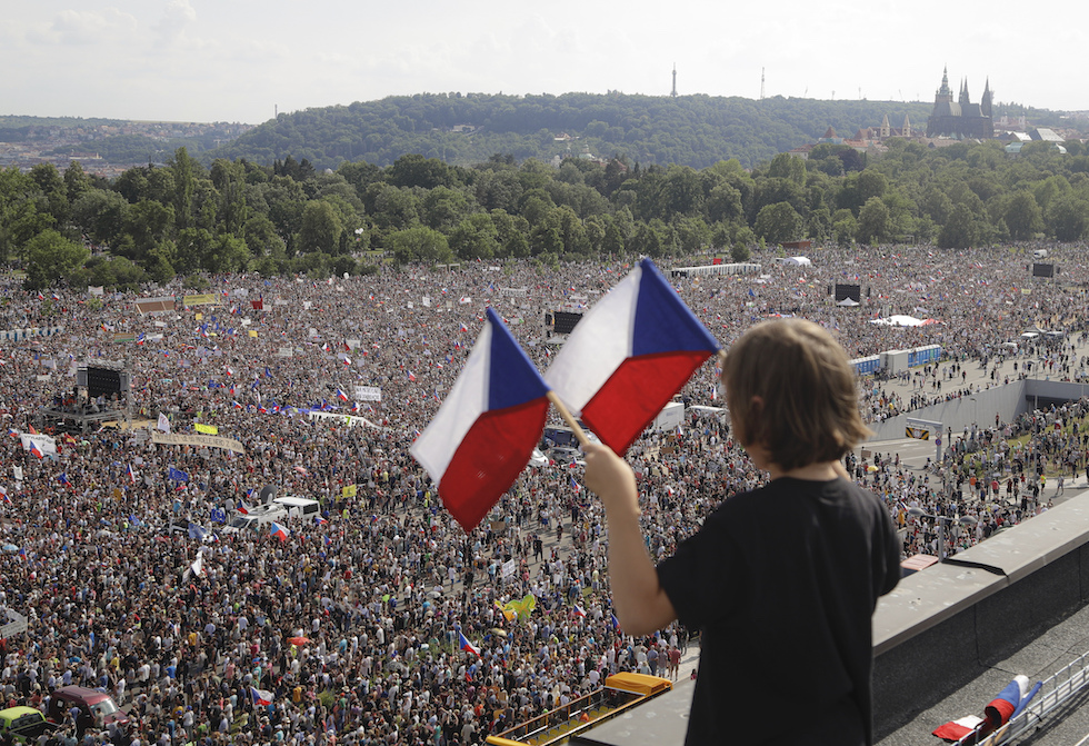 Le foto delle grandi proteste a Praga contro il primo ministro ceco ...