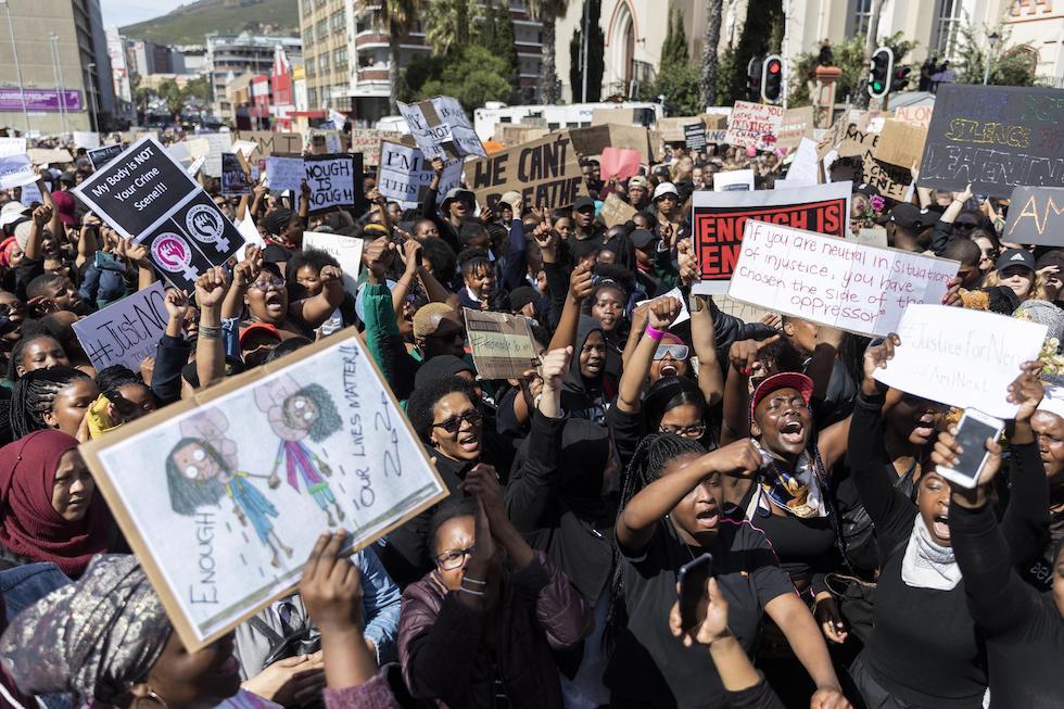 La protesta delle donne sudafricane contro il femminicidio - Il Post