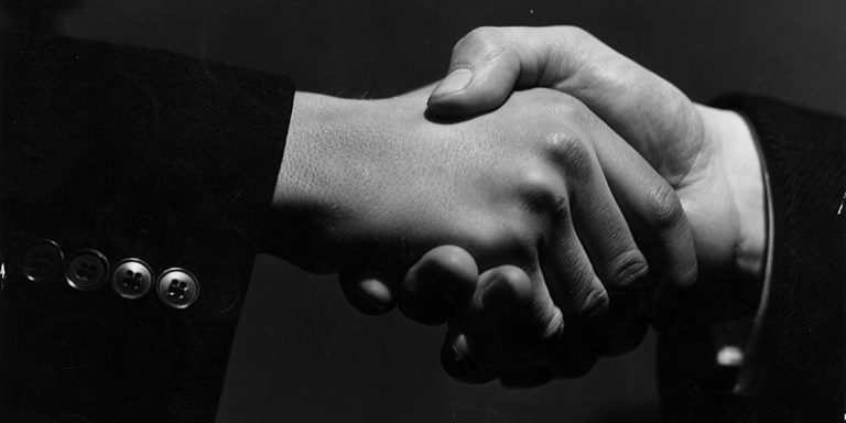 La storia della stretta di mano - Il Post