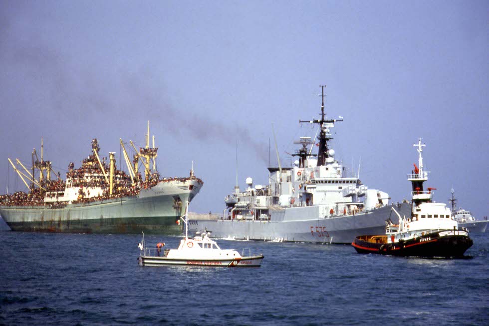 Lo sbarco di 20mila albanesi a Bari, 30 anni fa - Il Post