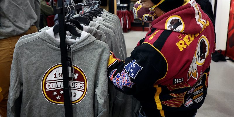 La squadra di football un tempo conosciuta come Washington Redskins ha ...