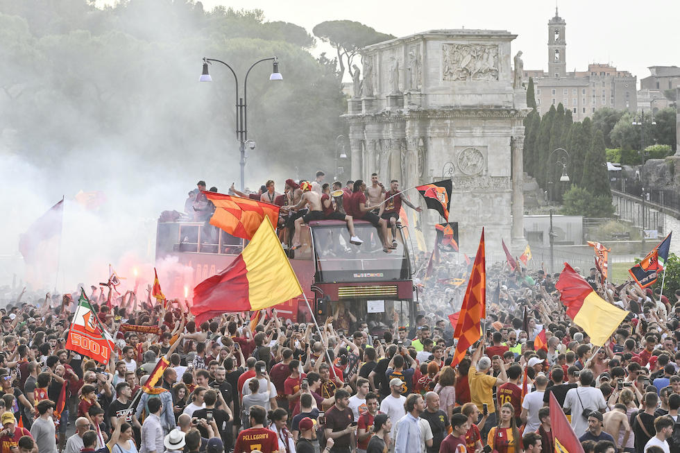 Le foto della parata della Roma per la vittoria in Conference League ...