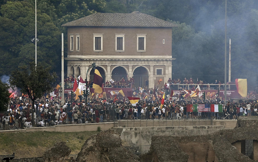Le foto della parata della Roma per la vittoria in Conference League ...