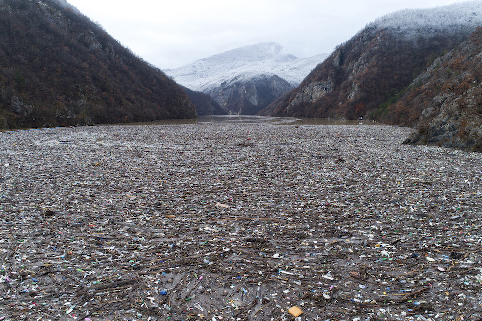 Le foto del grande accumulo di rifiuti nel fiume Drina - Il Post